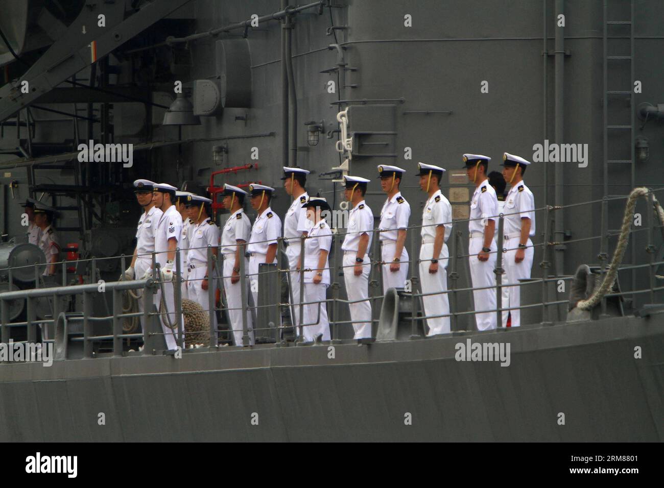 (140402) -- MANILA, April 2, 2014 (Xinhua) -- Crews of the Japanese ...