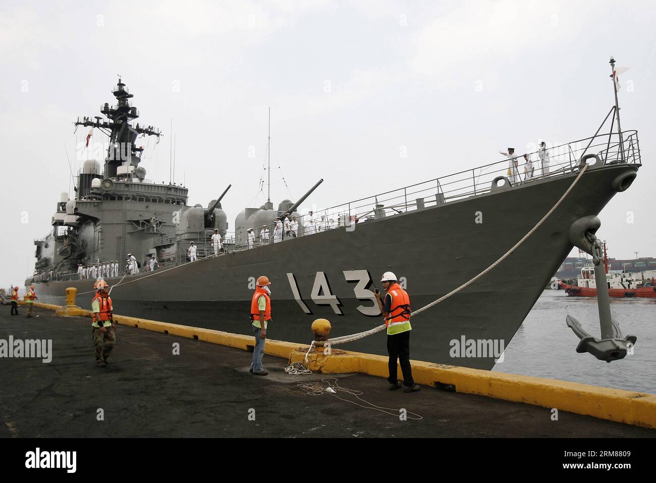 (140402) -- MANILA, April 2, 2014 (Xinhua) -- Japanese warship JS Shirane (DDH 143) docks in ...