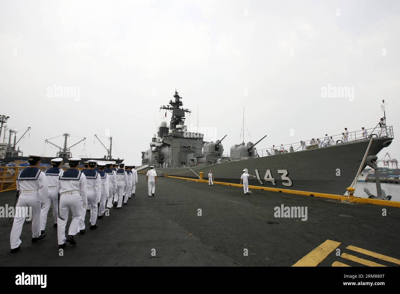 (140402) -- MANILA, April 2, 2014 (Xinhua) -- Crews of the Japanese ...