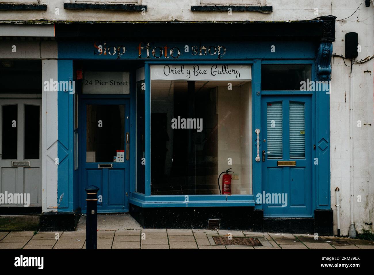 Vintage shop fronts hi-res stock photography and images - Alamy