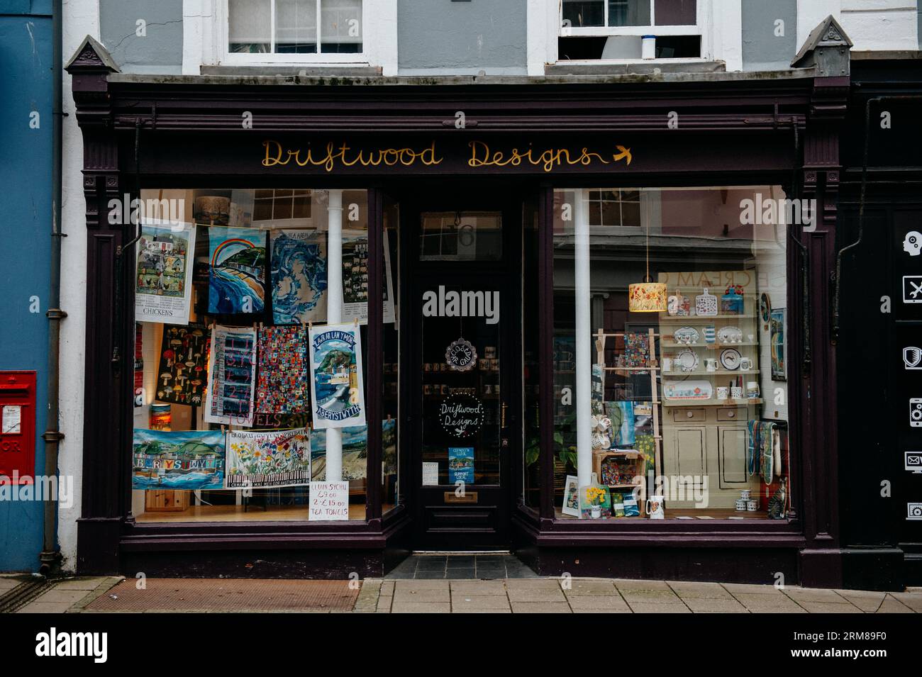 Vintage shop fronts hi-res stock photography and images - Alamy