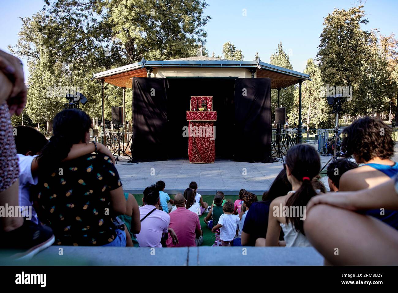 Several people during the traditional Italian puppet show of Pulcinella ...