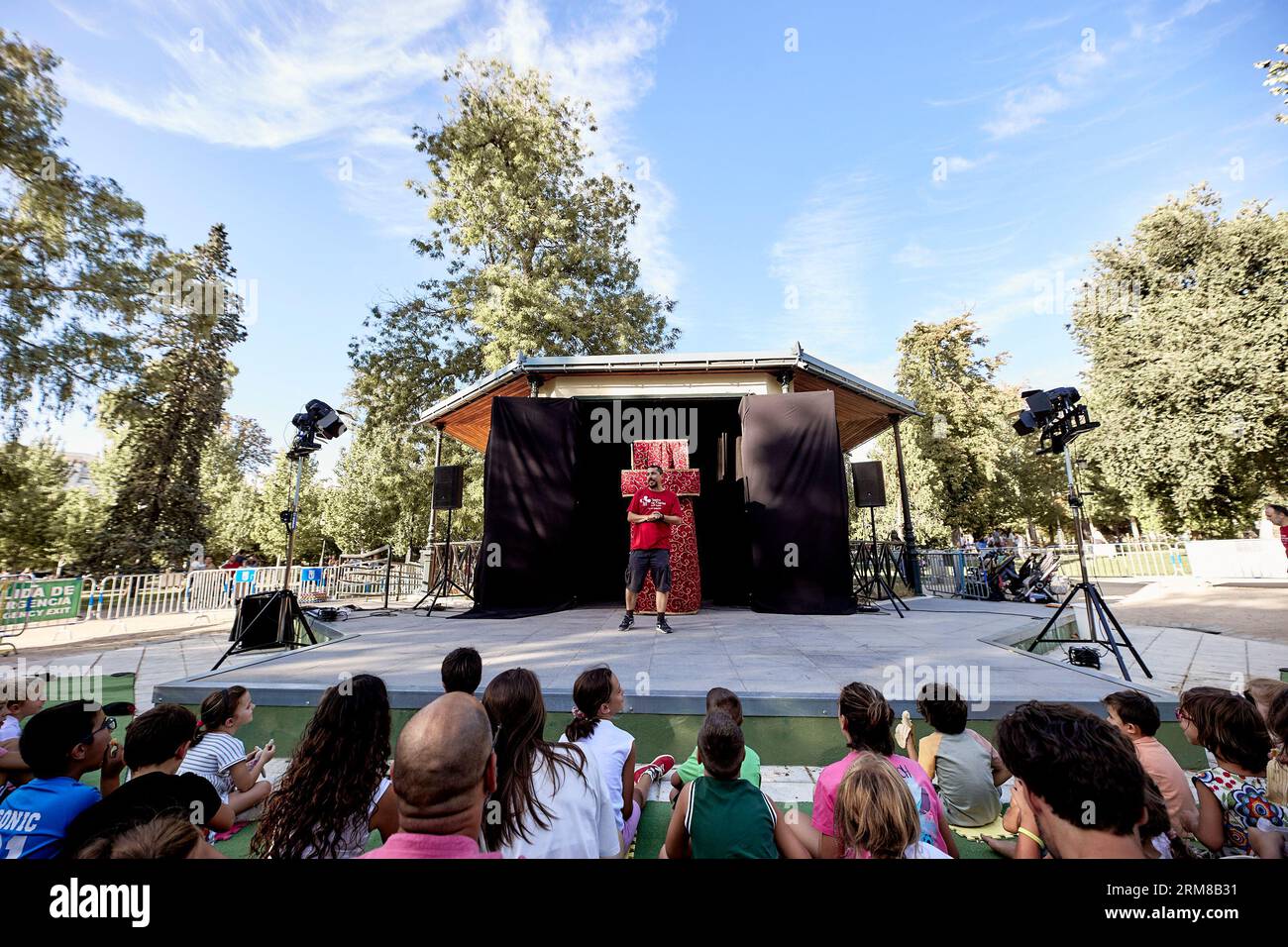 Several people during the traditional Italian puppet show of Pulcinella ...