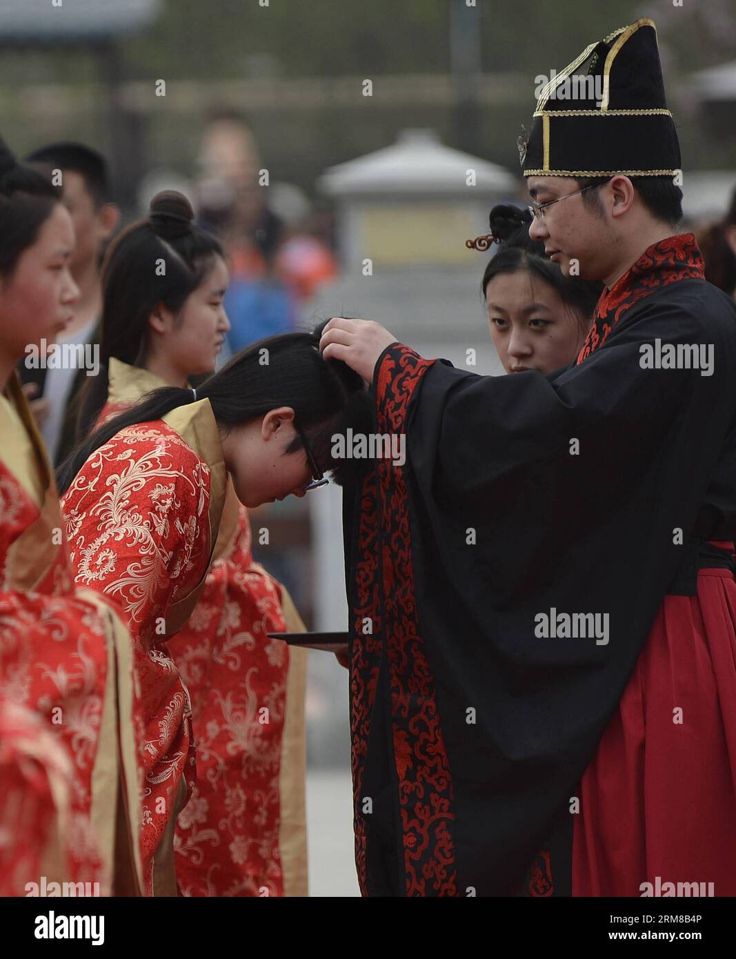 (140406) -- XI AN, April 6, 2014 (Xinhua) -- The host of a Confucian ...