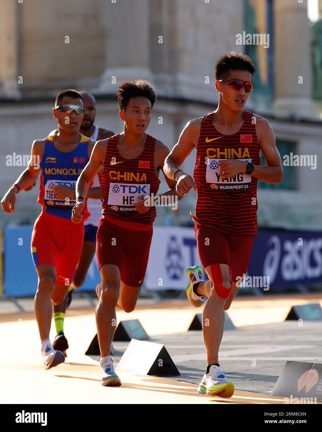 Budapest, Hungary. 27th Aug, 2023. He Jie (2nd R) and Yang Shaohui (1st ...
