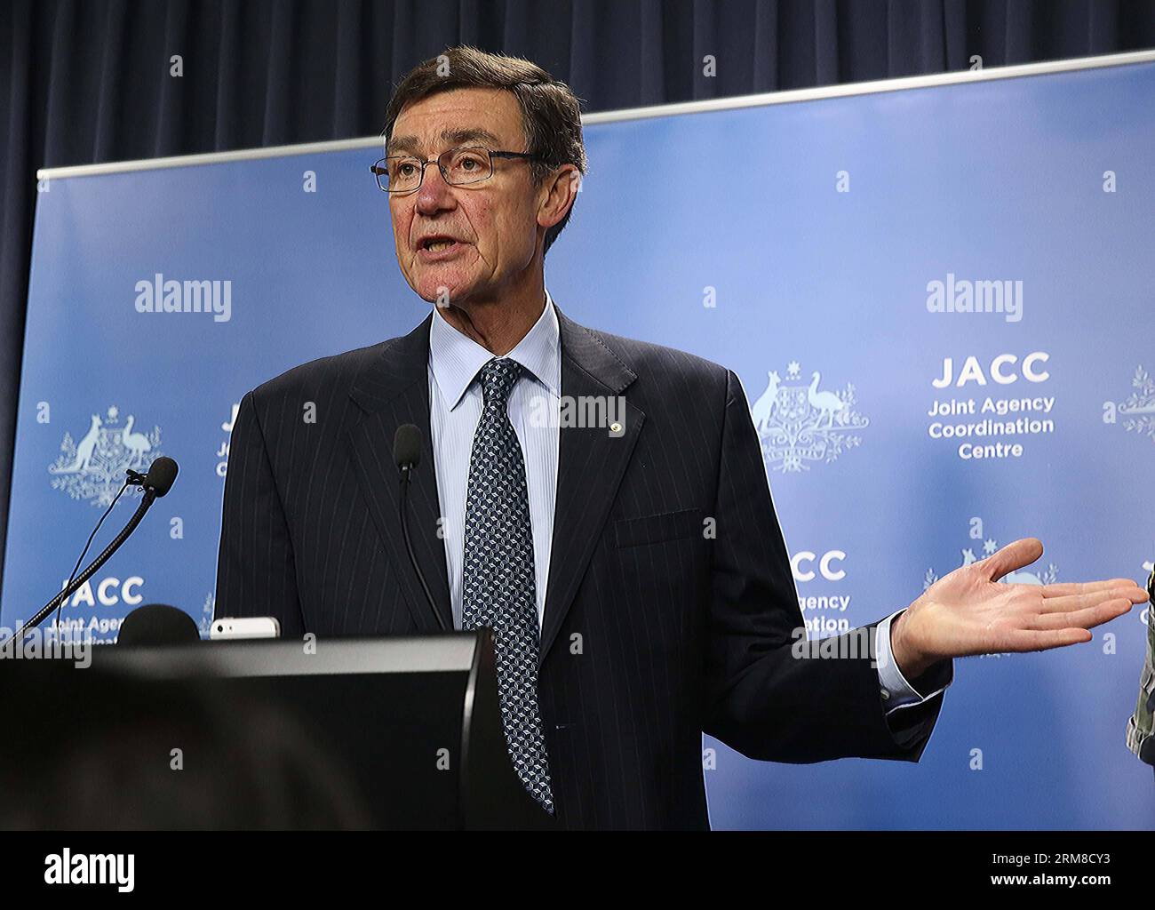 (140409) -- PERTH, April 9, 2014 (Xinhua) -- Angus Houston, head of the ...
