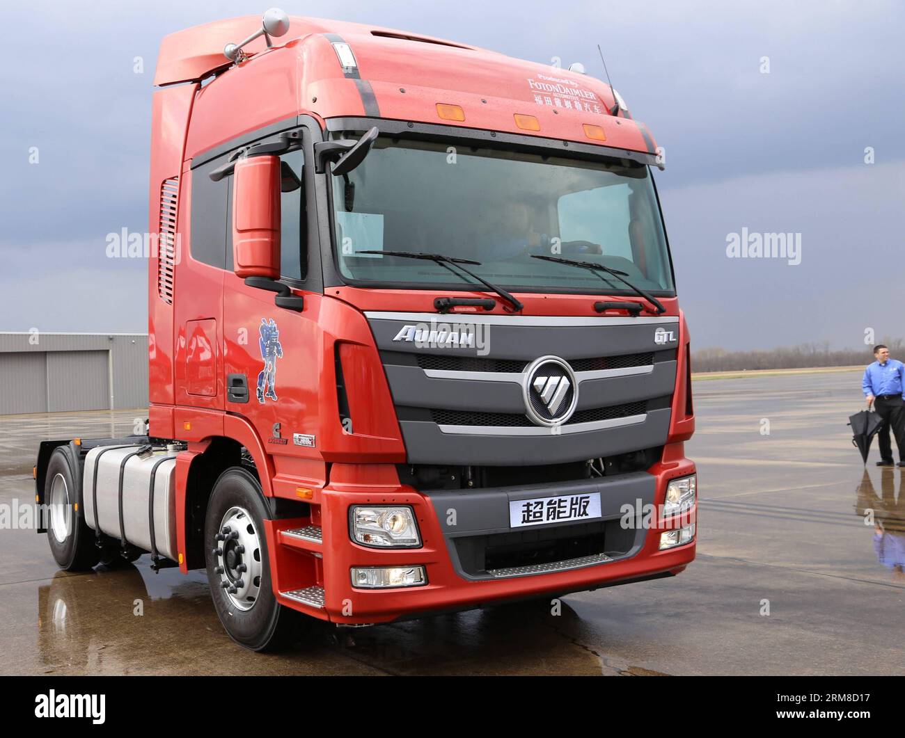 (140409) -- COLUMBUS, April 9, 2014 (Xinhua) -- A staff from Cummins ...