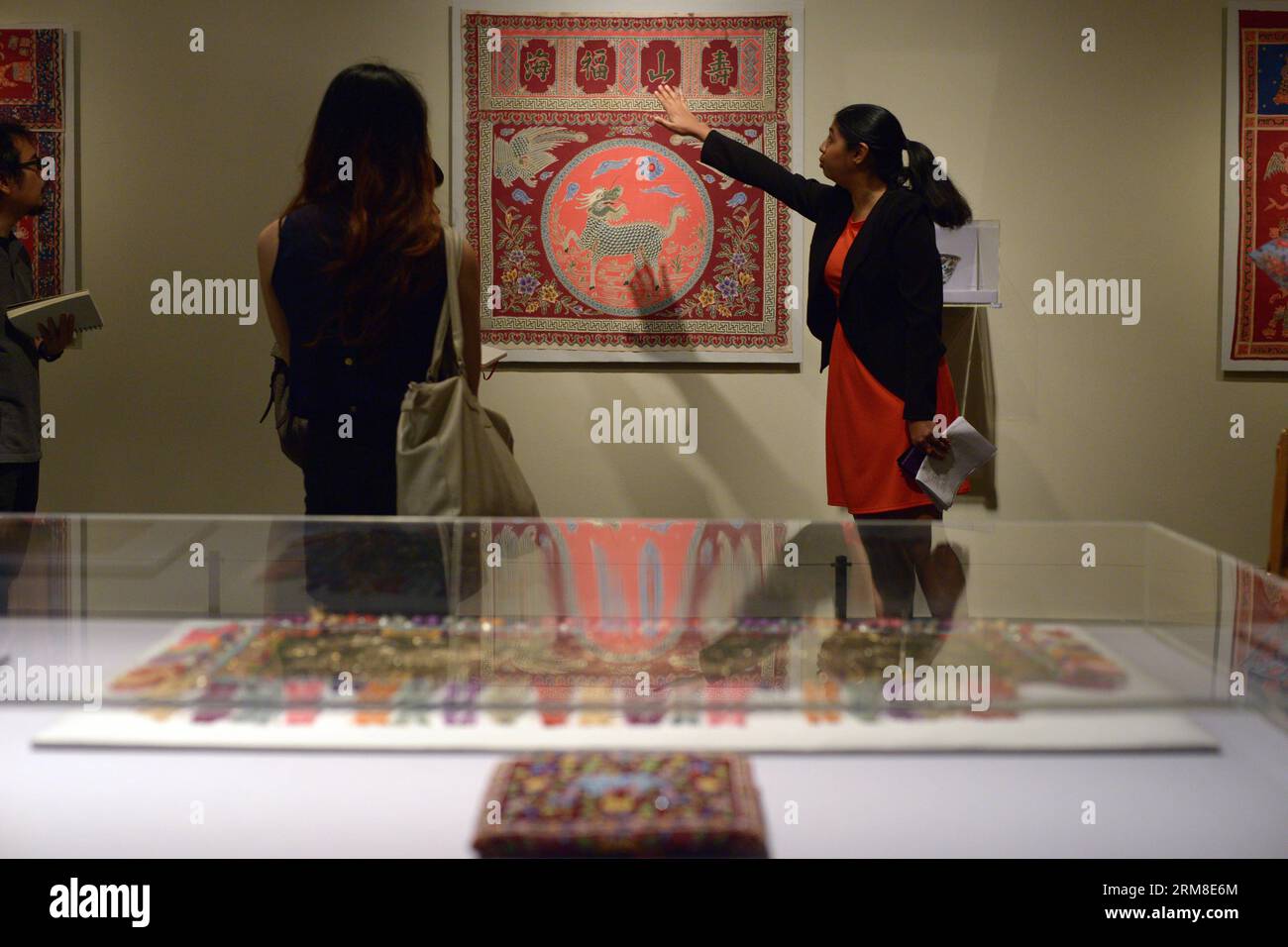 (140410) -- SINGAPORE, April 10, 2014 (Xinhua) -- Journalists view ...