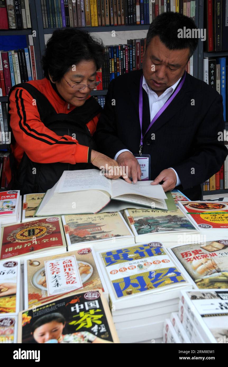 (140411) -- BEIJING, April 11, 2014 (Xinhua) -- Readers select books ...
