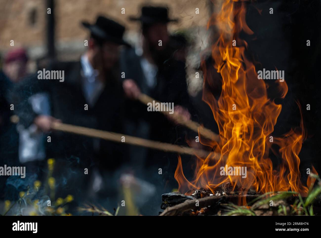 Ultra-Orthodox Jews burn leftover leavened food at Mea Shearim in ...