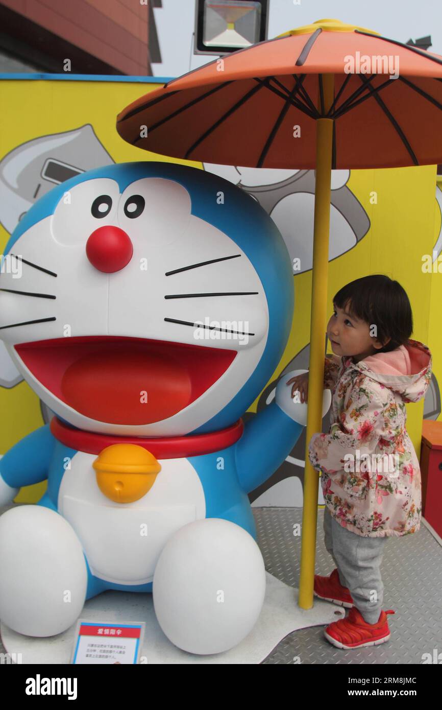 (140417) -- BEIJING, April 17, 2014 (Xinhua) -- A kid stands next to a ...