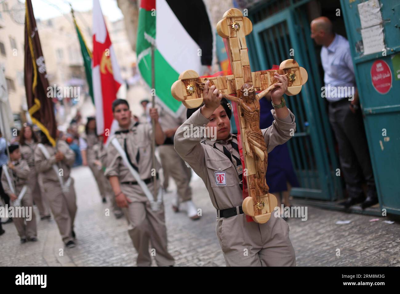 (140420) -- BETHLEHEM, April 20, 2014 (Xinhua) - Palestinian scouts ...