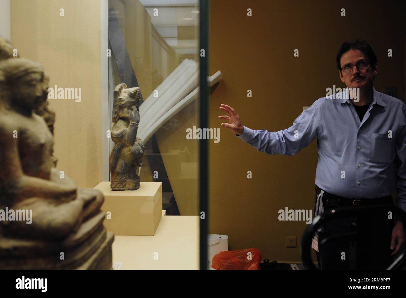 (140423) -- TAIYUAN, April 23, 2014 (Xinhua) -- Mark Gilberg, the ...