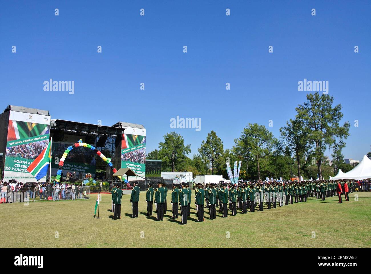 (140427) -- PRETORIA, April 27, 2014 (Xinhua) -- People attend a ...
