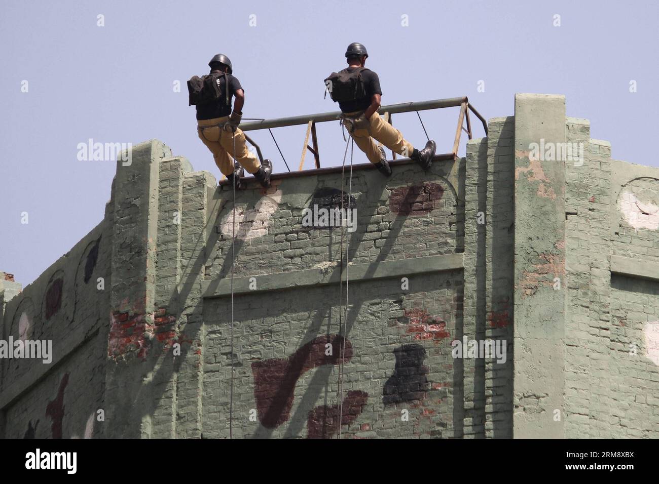 (140429) -- LAHORE, April 29, 2014 (Xinhua) -- Police commandos display ...