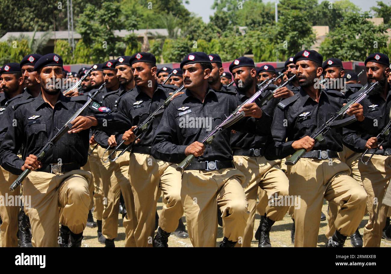 (140429) -- LAHORE, April 29, 2014 (Xinhua) -- Police commandos march ...