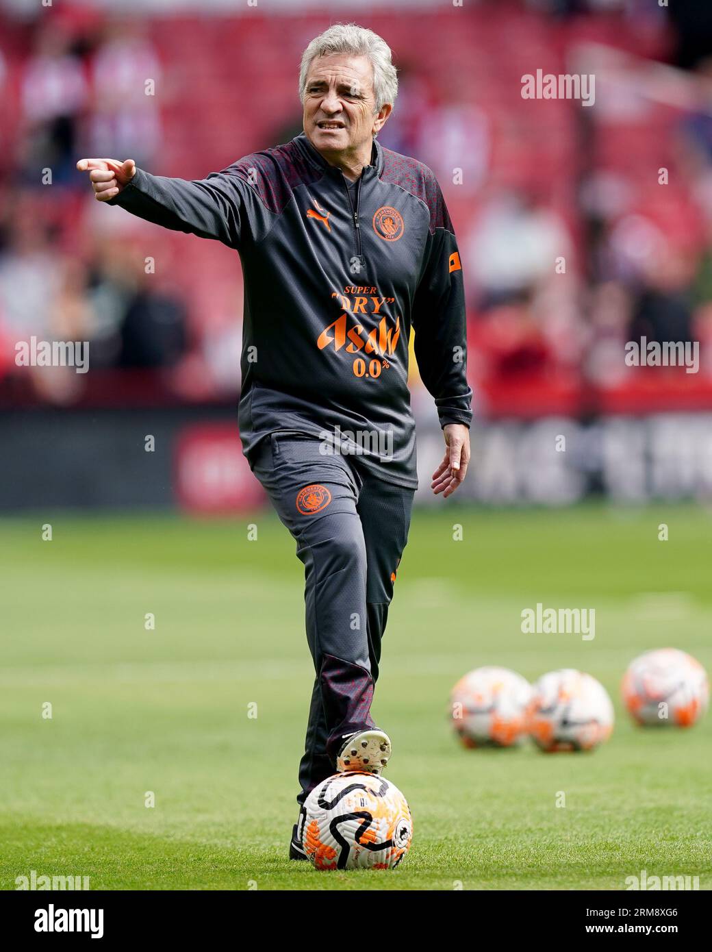 Manchester City Assistant Manager, Juanma Lillo, oversees warm ups ...