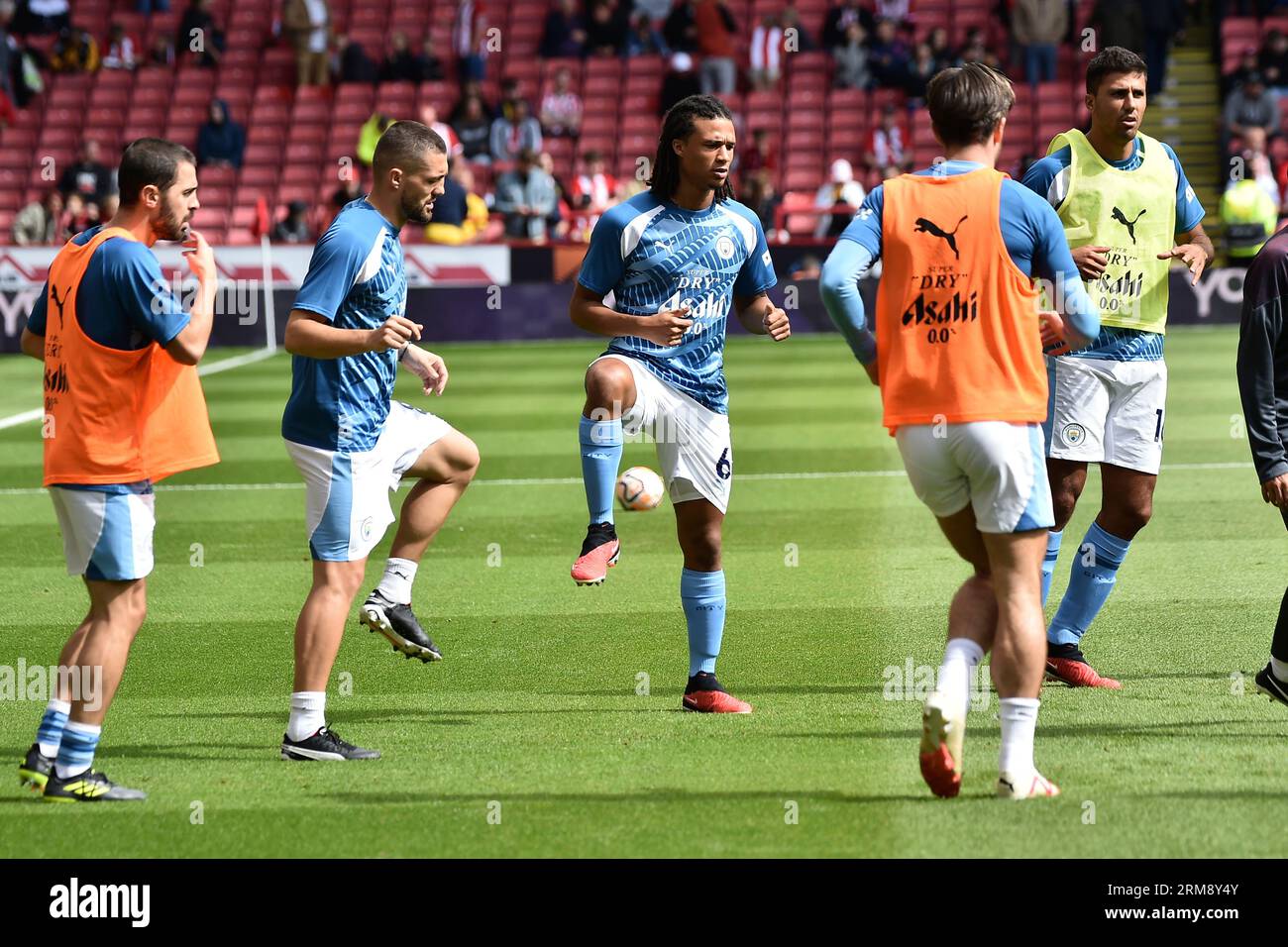 Manchester City players warm up prior to the English Premier League ...
