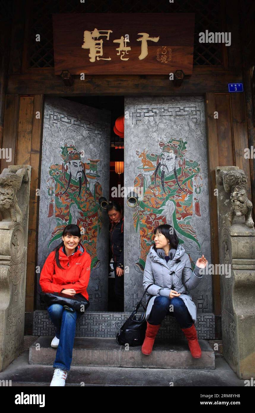 (091231) -- CHENGDU, Dec. 31, 2009 (Xinhua) -- Tourists visit the Kuan ...