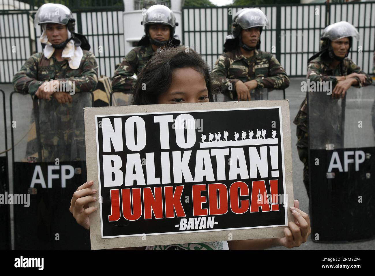 (140505) -- QUEZON CITY, May 5, 2014 (Xinhua) -- An activist holds a ...