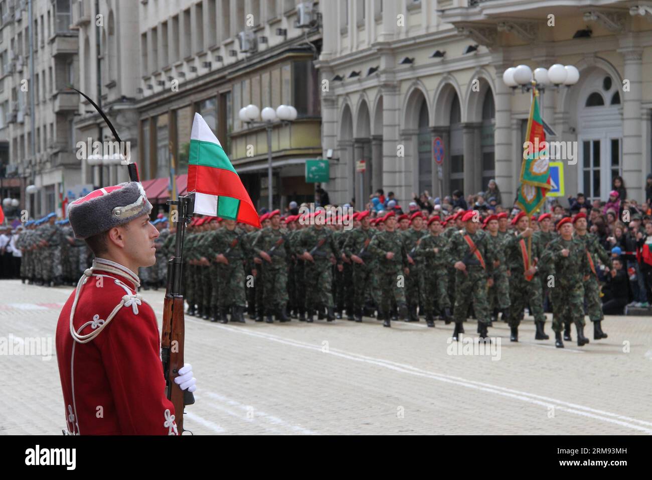 (140506) -- SOFIA, May 6, 2014 (Xinhua) -- Soldiers participate in the ...