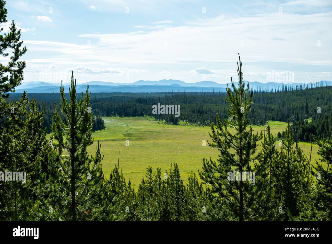 Lakes in yellowstone hi-res stock photography and images - Alamy