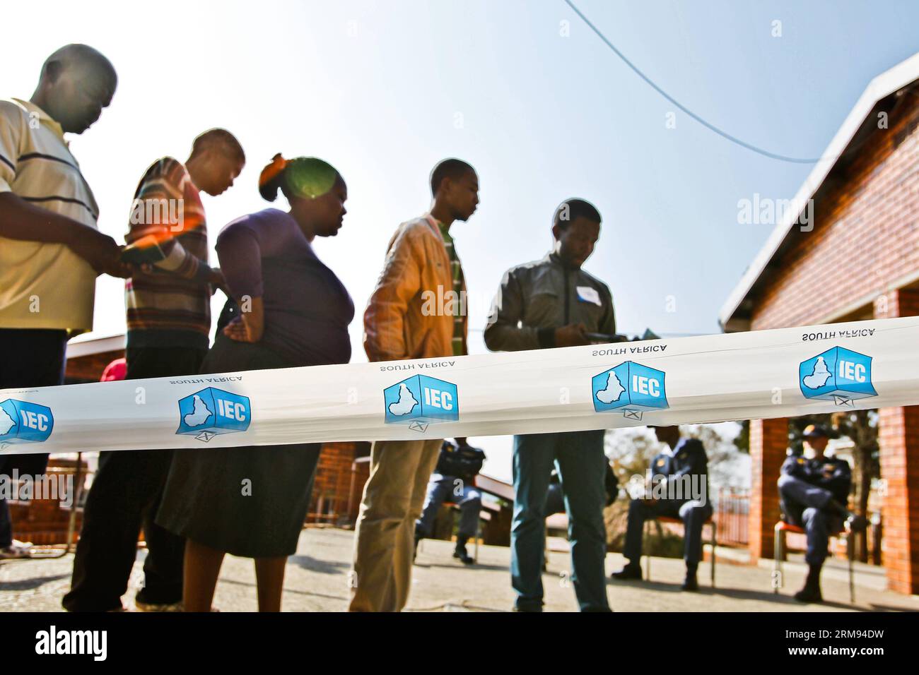South africa election queue mandela hi-res stock photography and images ...