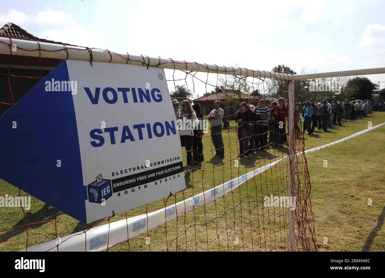 South africa election 1994 queue hi-res stock photography and images ...