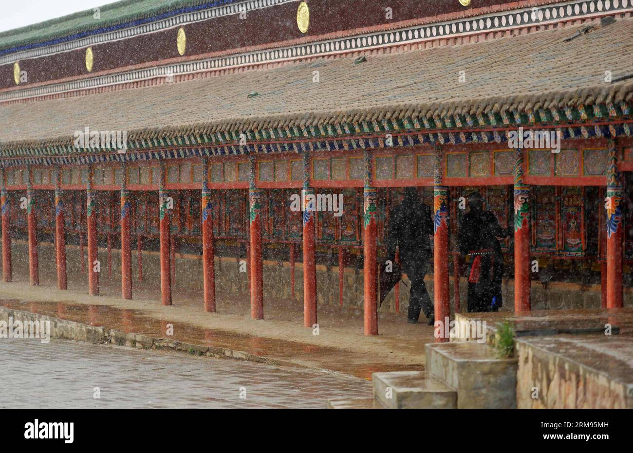 (140509) -- HEZUO, May 9, 2014 (Xinhua) -- Residents rotate prayer ...