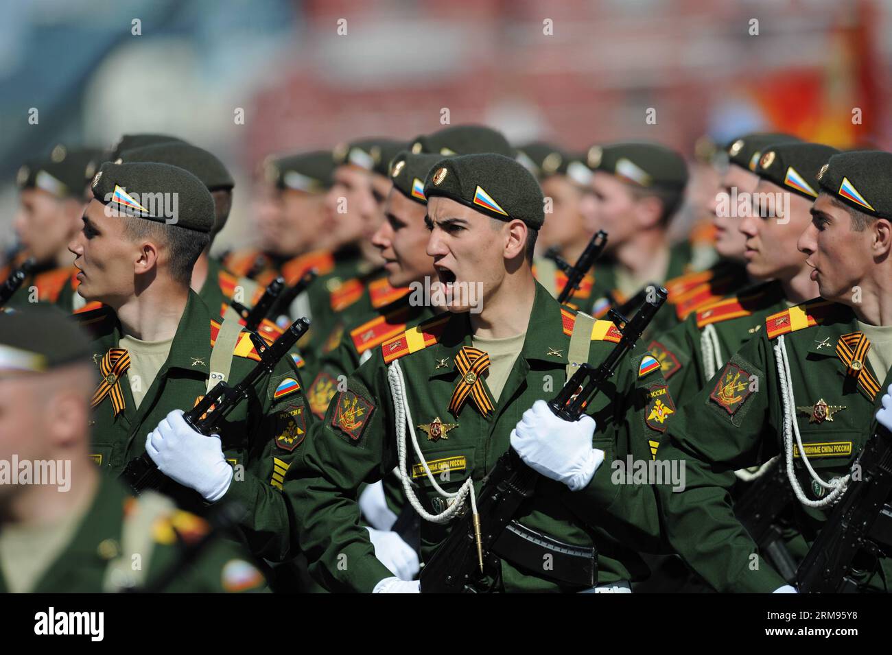(140509) -- MOSCOW, May 9, 2014 (Xinhua) -- Soldiers participate in the ...