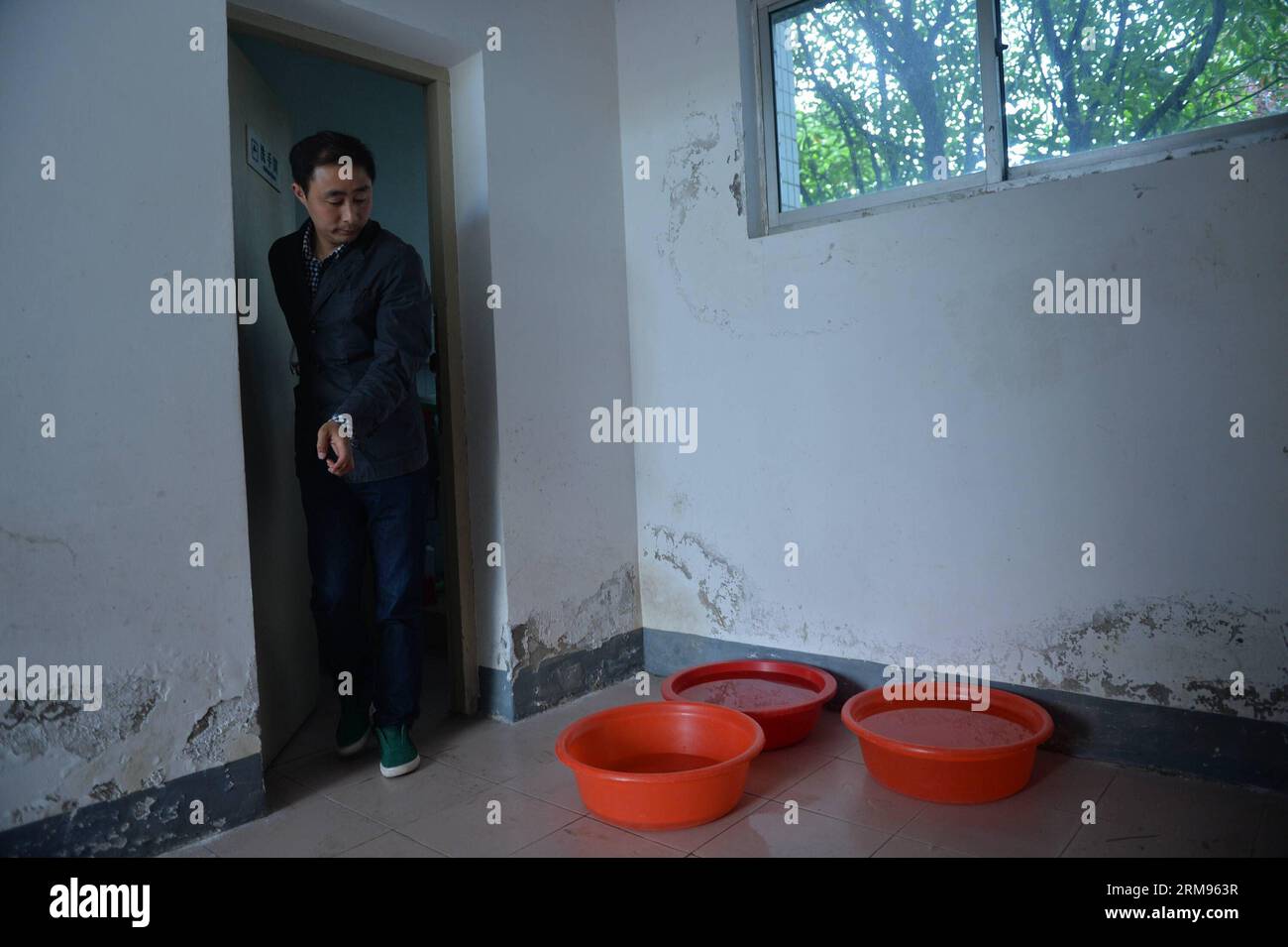 Man flushed toilet hi-res stock photography and images - Alamy
