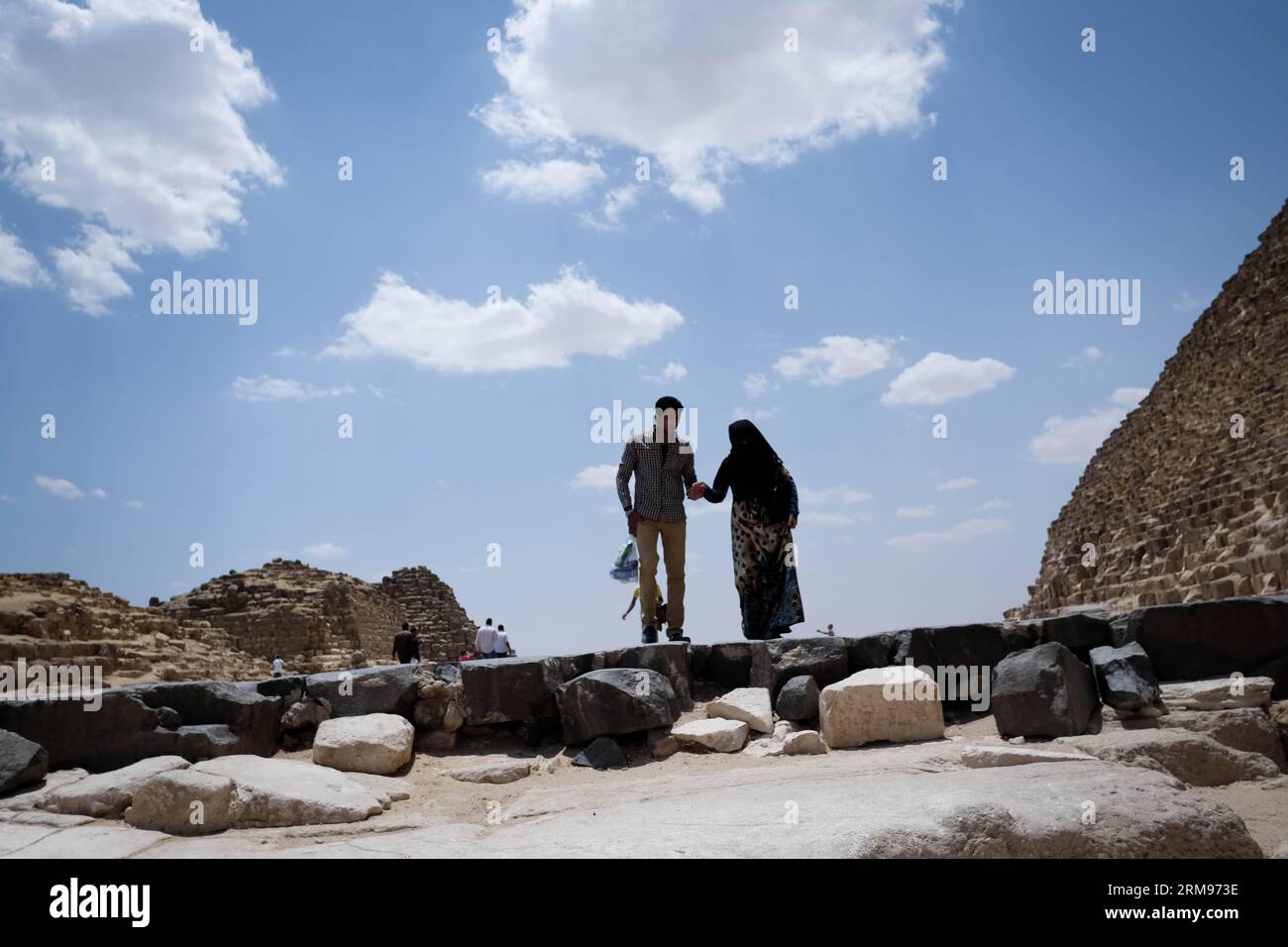 Couple at the giza pyramids hi-res stock photography and images - Alamy