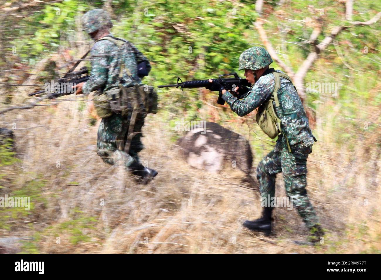 Soldiers from the Philippine Marines participate in a live-fire ...