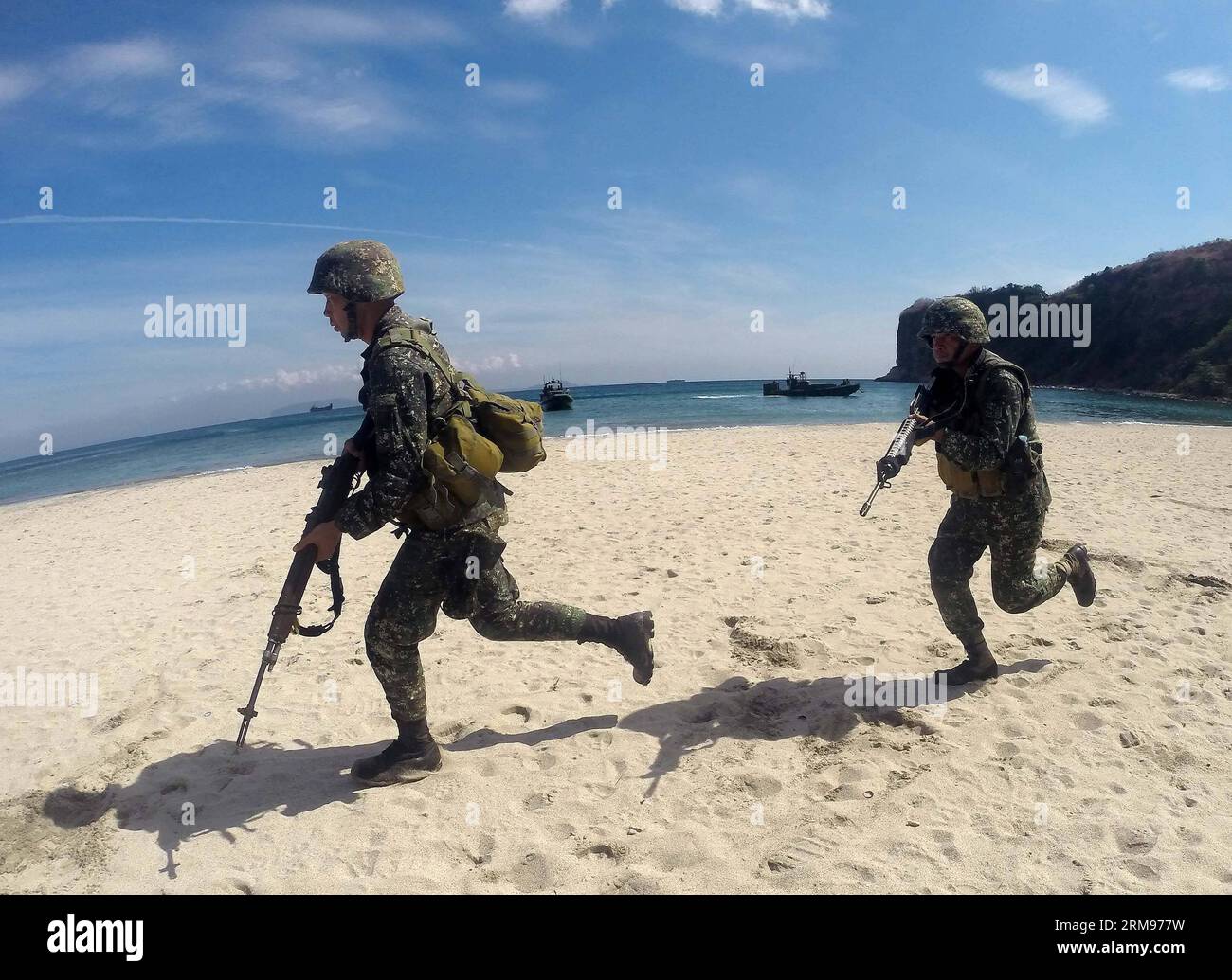 Soldiers from the Philippine Marines participate in the Amphibious ...