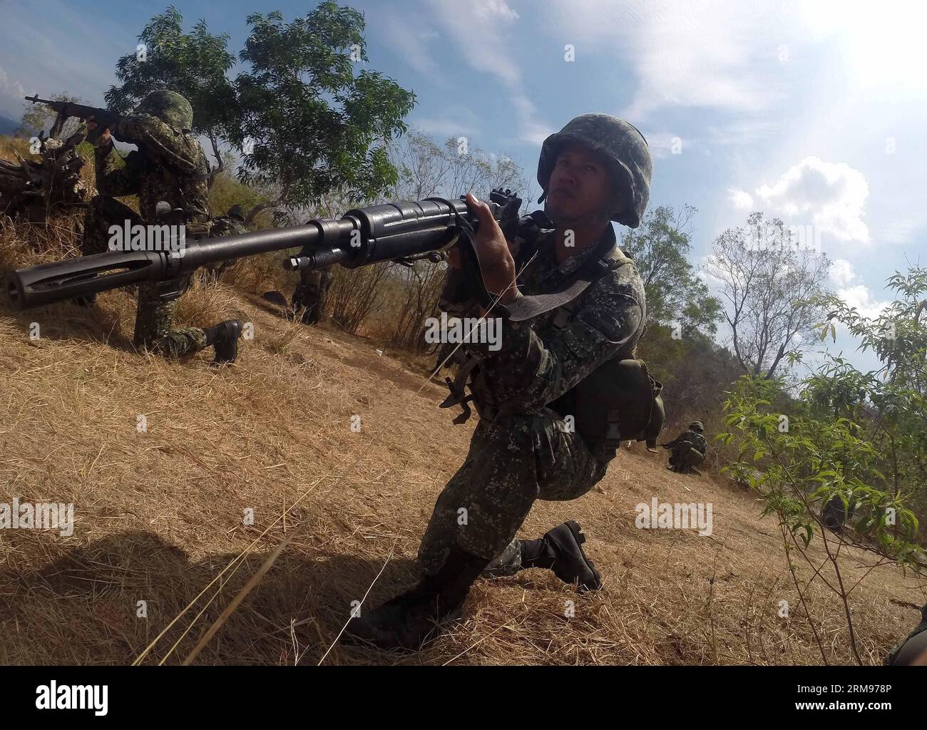 Soldiers from the Philippine Marines participate in a live-fire ...