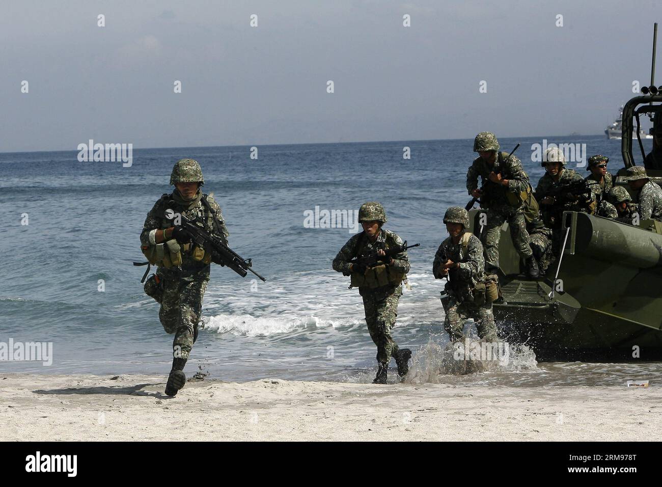 Soldiers from the Philippine Marines participate in the Amphibious ...