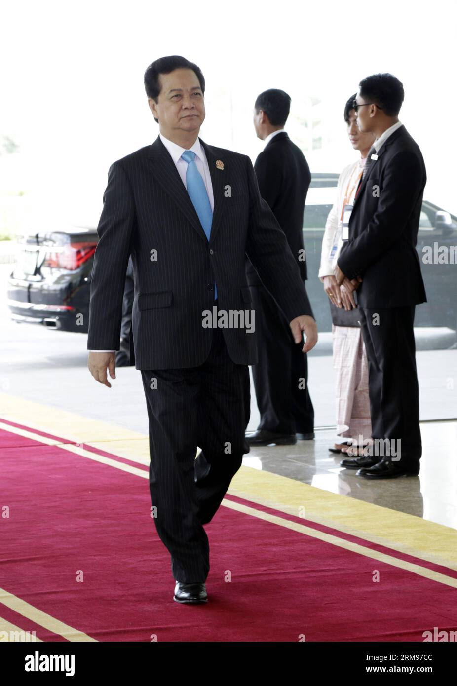 Vietnamese Prime Minister Nguyen Tan Dung (C) arrives to attend the ...