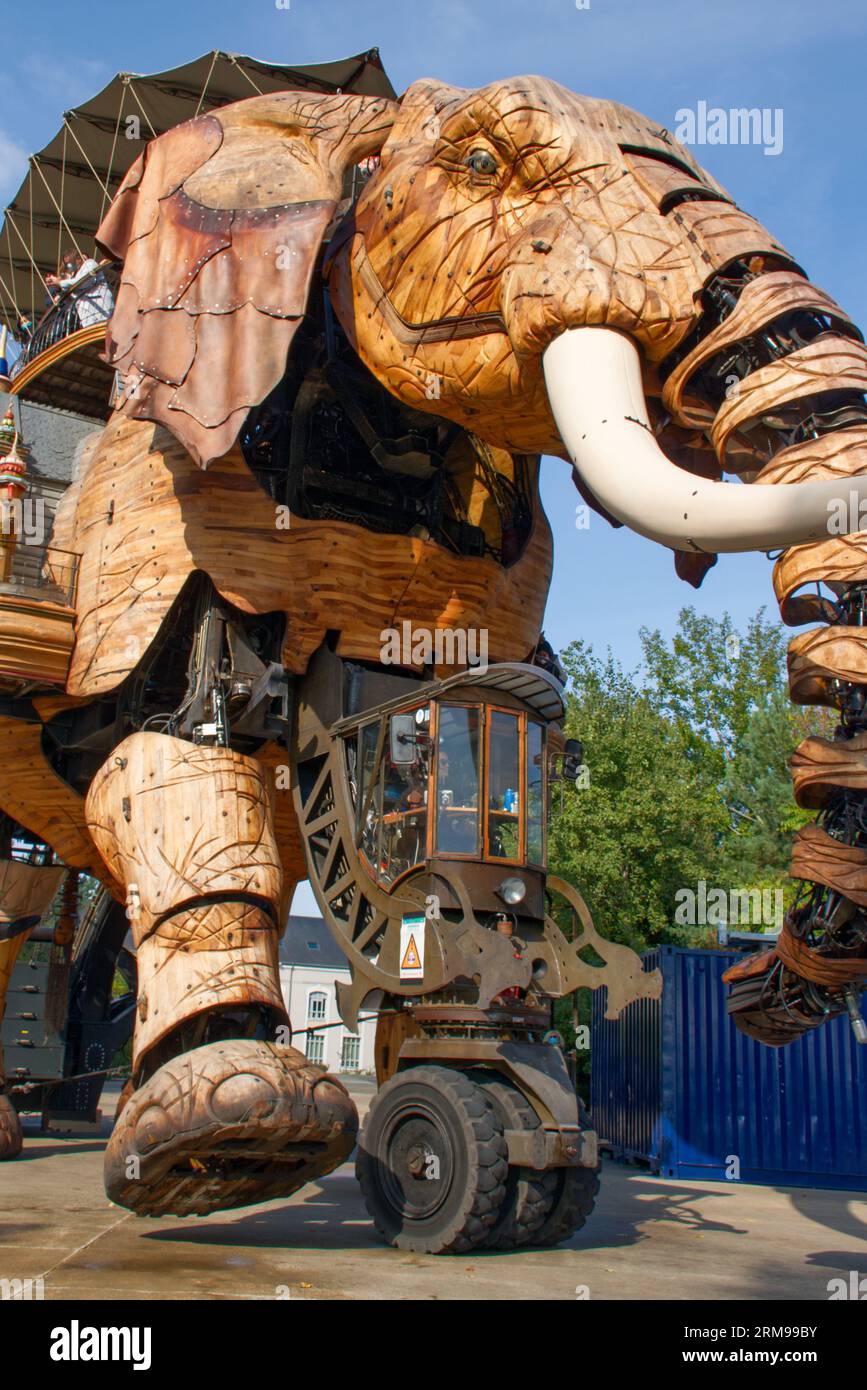 Mechanical machine giant elephant hi-res stock photography and images ...