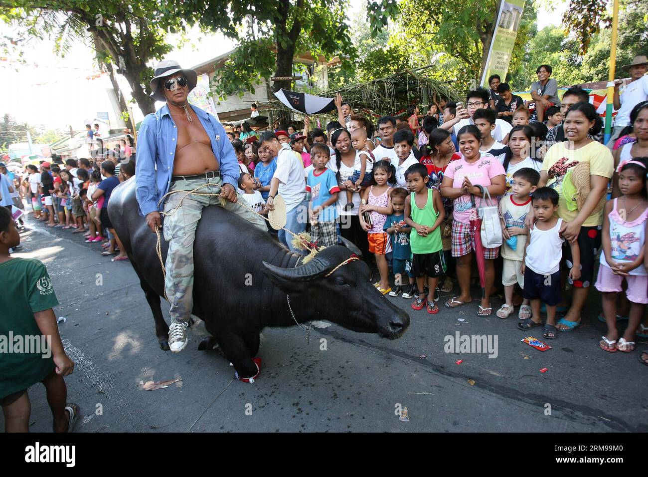 (140514) -- BULACAN PROVINCE, May 14, 2014 (Xinhua) -- A farmer ...