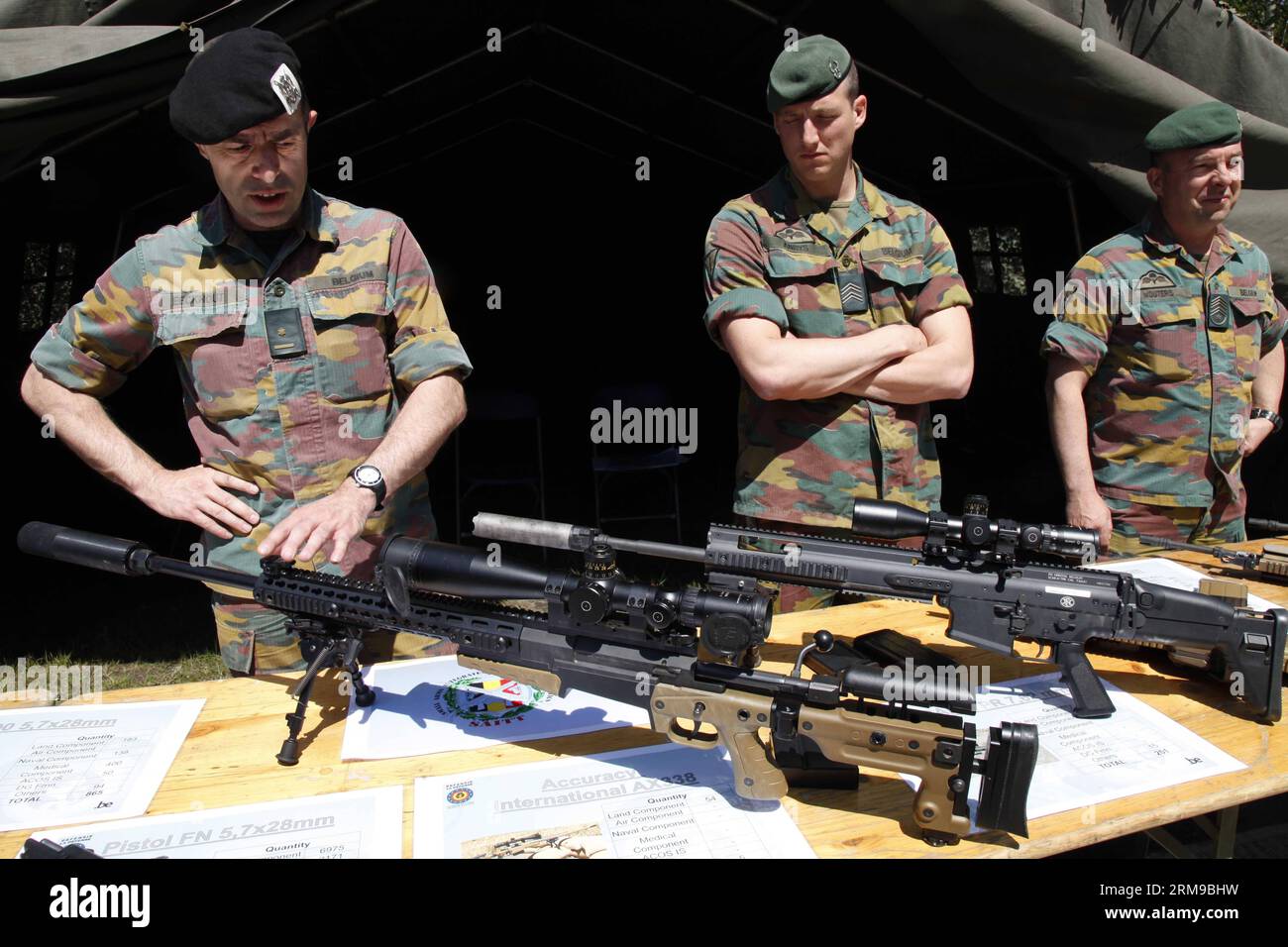 Sniper rifles hi-res stock photography and images - Alamy