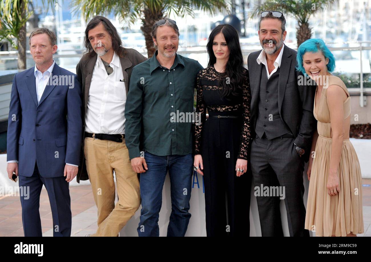 (140517) -- CANNES, May 17, 2014 (Xinhua) -- Actor Mads Mikkelsen (3rd ...