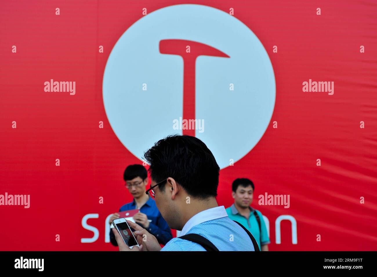 Pre release center hi-res stock photography and images - Alamy