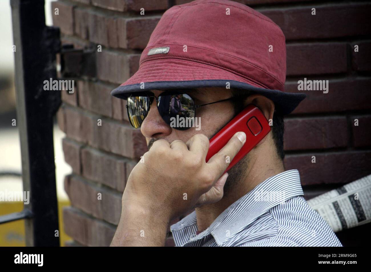(140522) -- LAHORE, May 22, 2014 (Xinhua) -- A Pakistani man talks on ...
