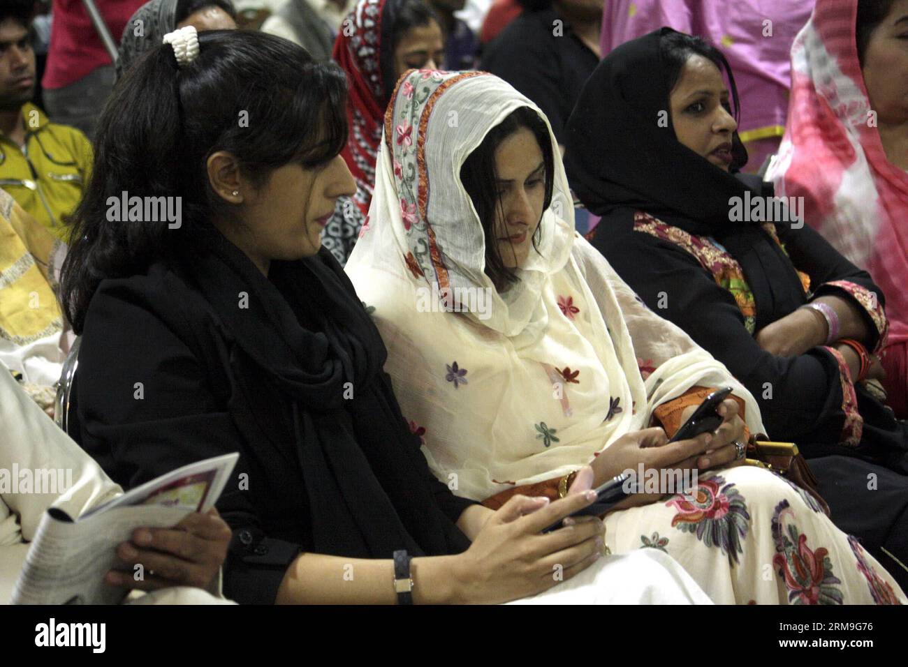 (140522) -- LAHORE, May 22, 2014 (Xinhua) -- Pakistani women use their ...