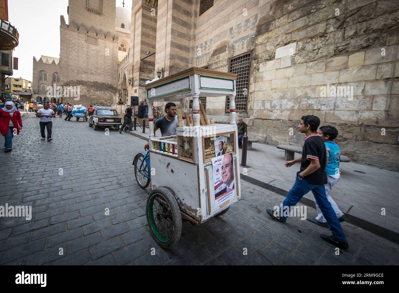 (140522) -- CAIRO, May 22, 2014 (Xinhua) -- An Egyptian vendor pushes ...