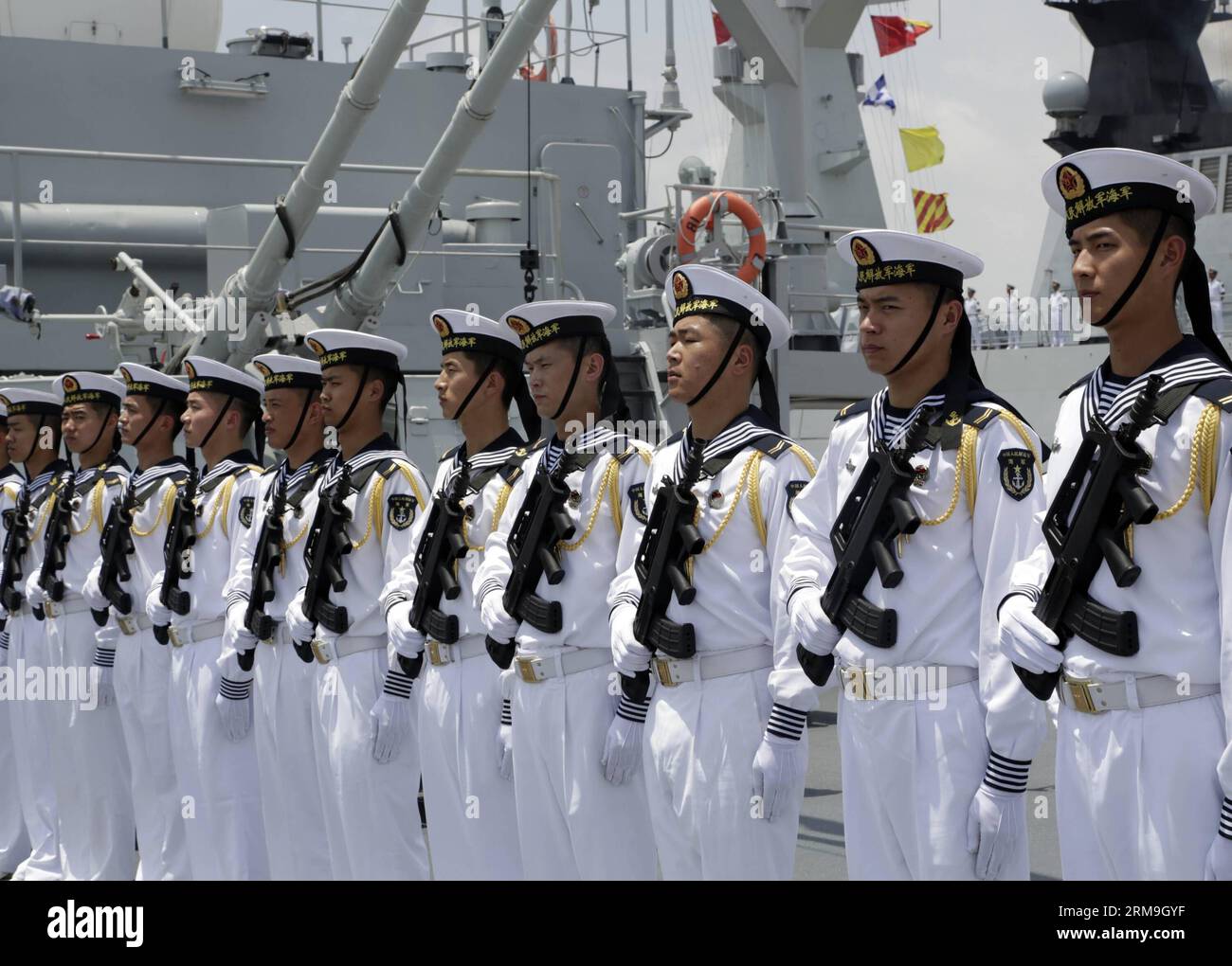 (140523) -- YANGON, May 23, 2014 (Xinhua) -- Chinese Navy soldiers ...