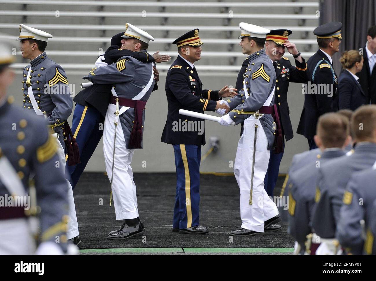 (140528) -- WEST POINT, May 28, 2014 (Xinhua) -- Cadets attend the ...