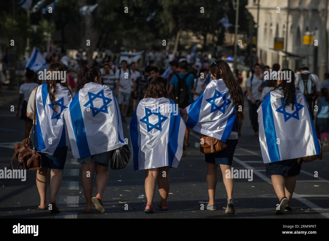 JERUSALEM, May 28, 2014 (Xinhua) -- Jewish young women with Israeli ...