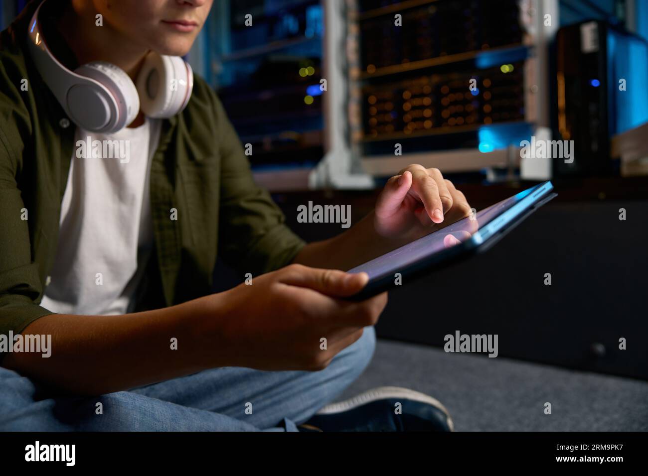 Mobile software repairing hi-res stock photography and images - Alamy