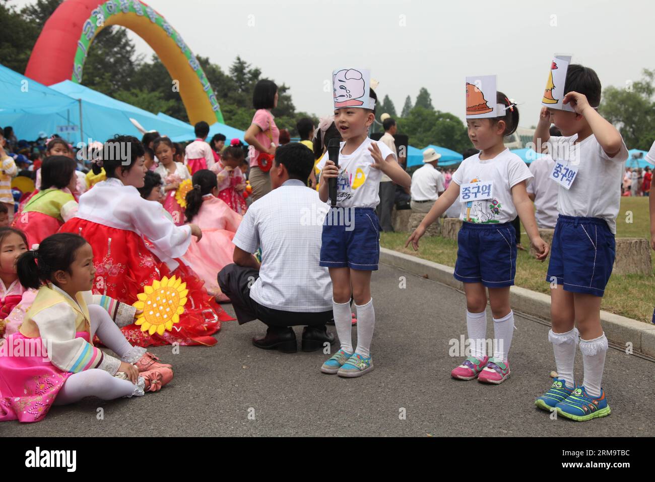 Children sing at the Mangyongdae Schoolchildren s Palace in Pyongyang ...